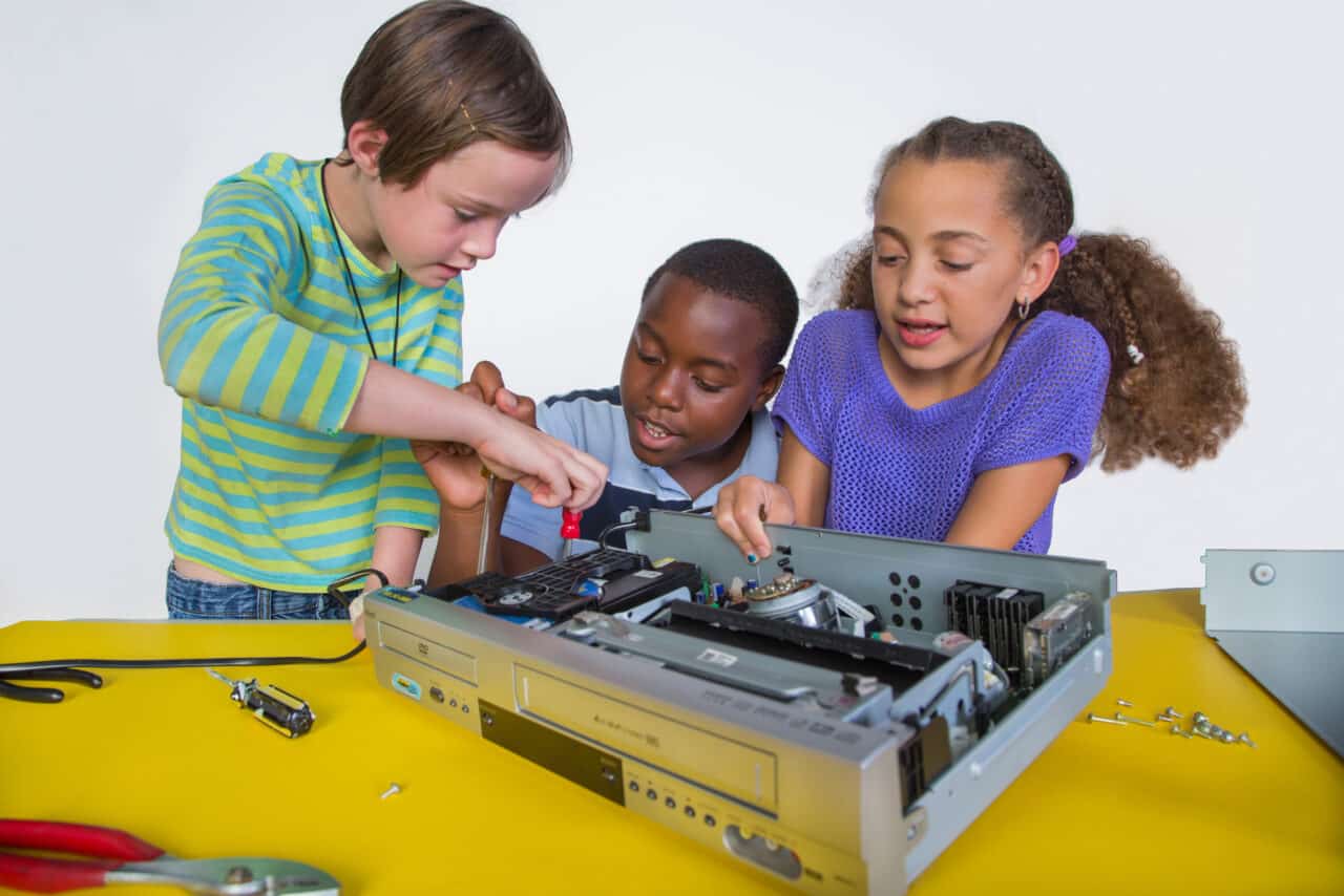 Middle School Students Disassemble VCR/DVD Player - DiscoverE